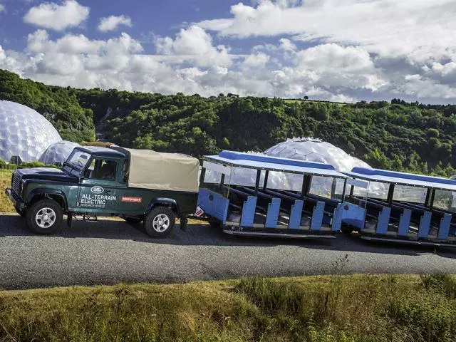 „Land Rover“ rimtai žiūri į savo „Defender EV“. 77782_2