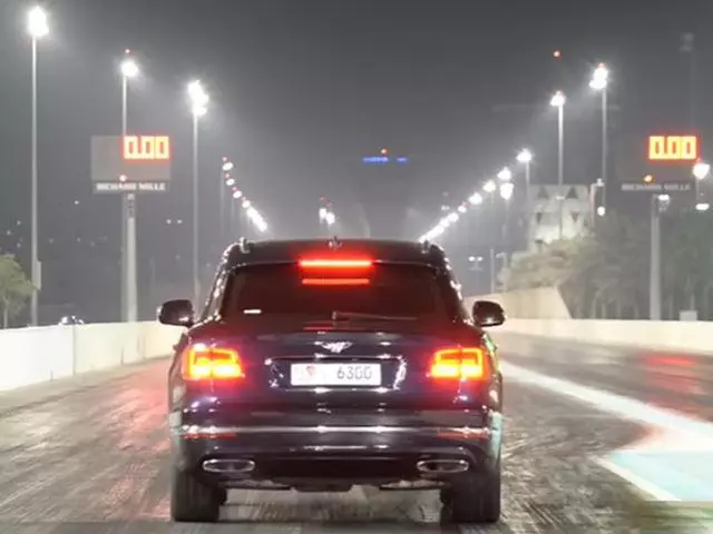 Akcio Bentley Bentayga Estas Tiel Proksime al Esti 10-Sekunda Aŭto 77884_1