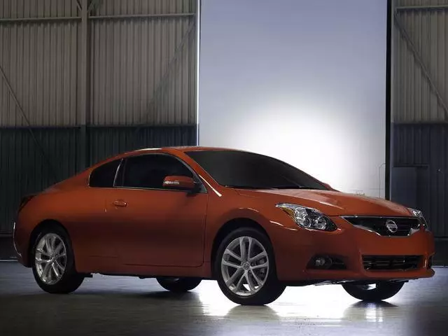 Nissan Altima Coupe Yafa Mwalamulo 77967_1