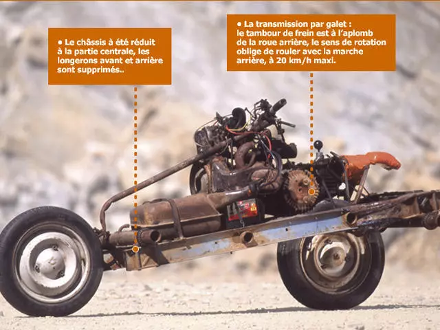 Француз превратил разбитый Citroen в импровизированный мотоцикл, чтобы сбежать из пустыни 78168_1