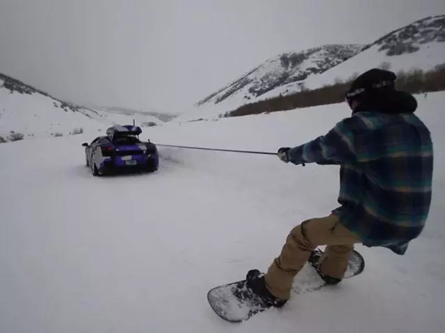 Hacer snowboard con un Lamborghini es cómo los Gearheads lidian con el invierno 78312_1