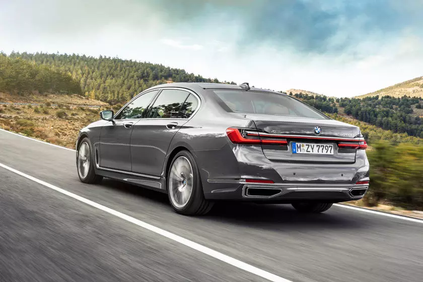 2020-2021 BMW 7 સિરીઝ રીઅર વ્યૂ ડ્રાઇવિંગ