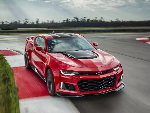 Poznaj Chevroleta Camaro ZL1 2017: zaprezentowany z 640 KM i 10-biegową automatyczną skrzynią biegów 78724_1