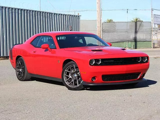 Пакет Dodge Challenger Scat Pack - гэта аўтамабіль, які зрабіў наш 2016 год лепшым 78815_1