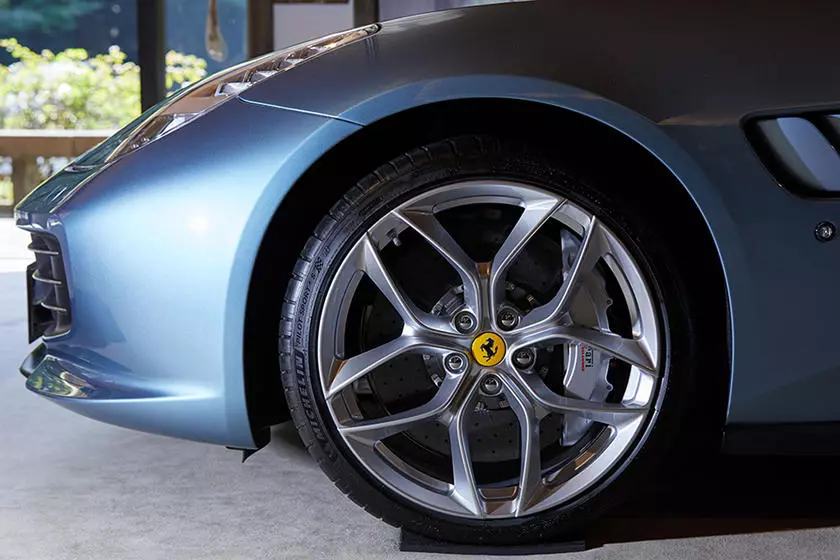 Ferrari GTC4 Lusso ቲ በልክ የተሰሩ እድሎችን ያሳያል 78822_13