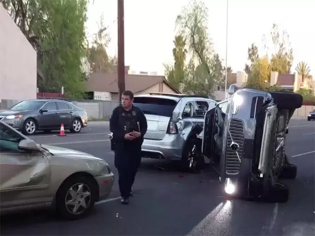 Uber skort selfbestuurprogram op ná 'n ongeluk in Arizona 78839_1