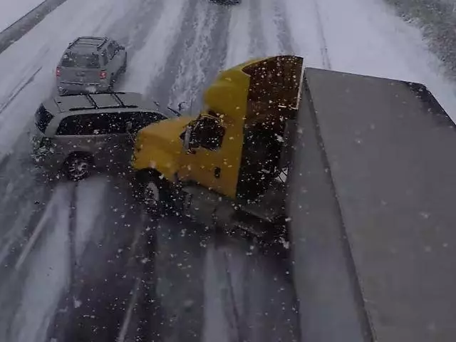 Das Video zeigt den Beginn einer Massenkarambolage auf dem Canadian Highway 78905_1