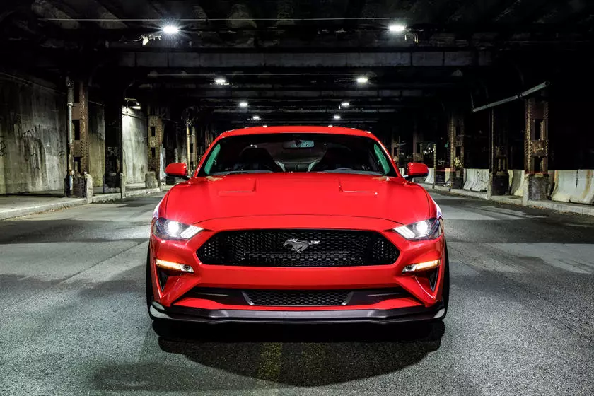 Vista frontal do Ford Mustang Coupe 2018-2021