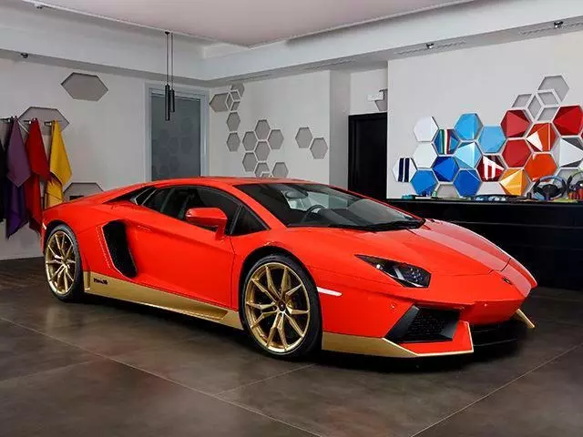 Lamborghini Aventador อาจเป็นอันตรายจากไฟไหม้หรือไม่? 79499_3