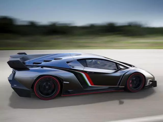 Lamborghini Aventador อาจเป็นอันตรายจากไฟไหม้หรือไม่? 79499_4