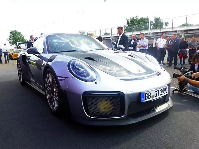 Porsche 911 GT2 RS Yawululidwa: Yamphamvu Kwambiri 911 Idapangidwapo 79908_1