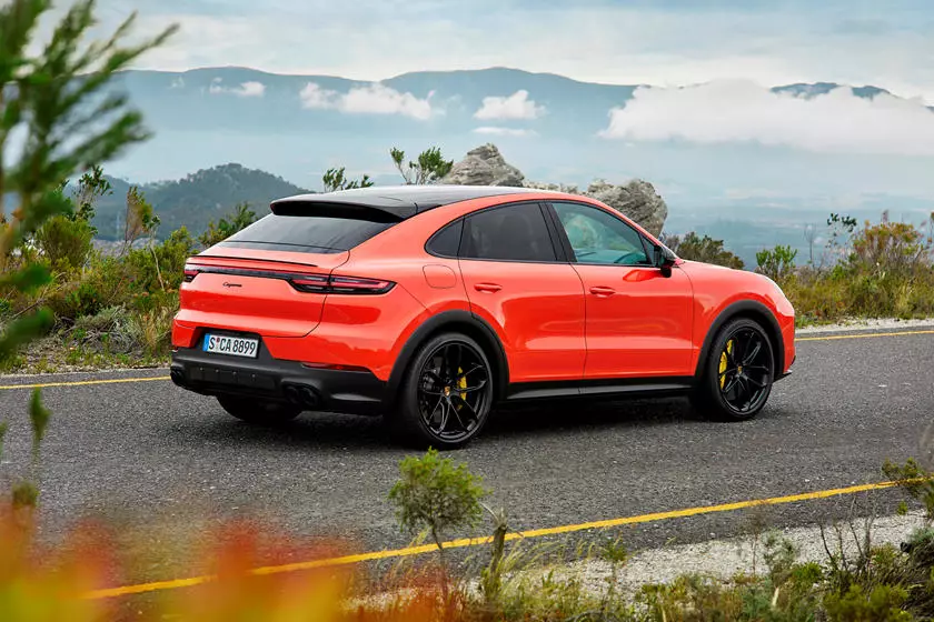 Akiwasilisha The 2020 Porsche Cayenne Coupe 80027_2