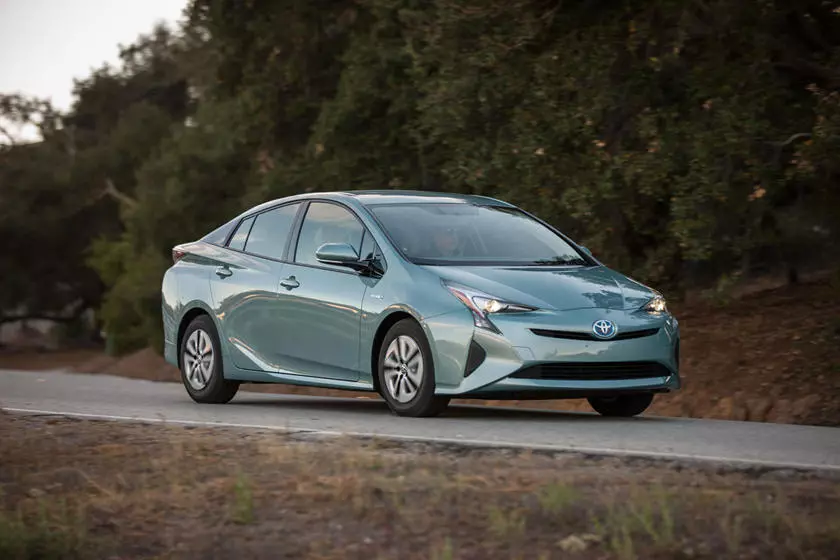 2019 Toyota Prius garly dag ýolunda gyzyklandy 80069_2