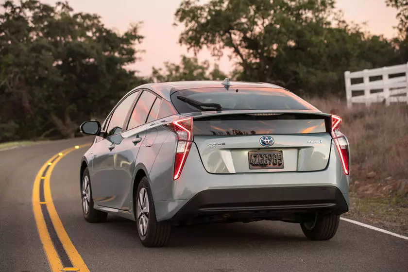 2019 Toyota Prius Incitetita Sur Neĝa Monta Vojo 80069_4