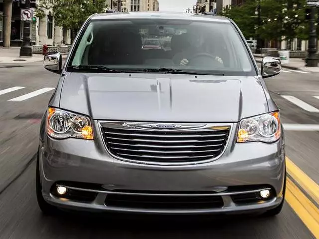 Chrysler ສະເຫຼີມສະຫຼອງ 30 ປີຂອງ Soccer Mom Minivans 80834_1