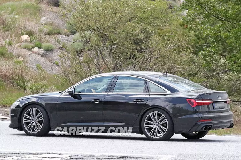 2019 Audi S6 એ કોઈ છદ્માવરણ વિના તેના સ્નાયુઓને ફ્લેક્સ કરતી જોવા મળી 81134_6