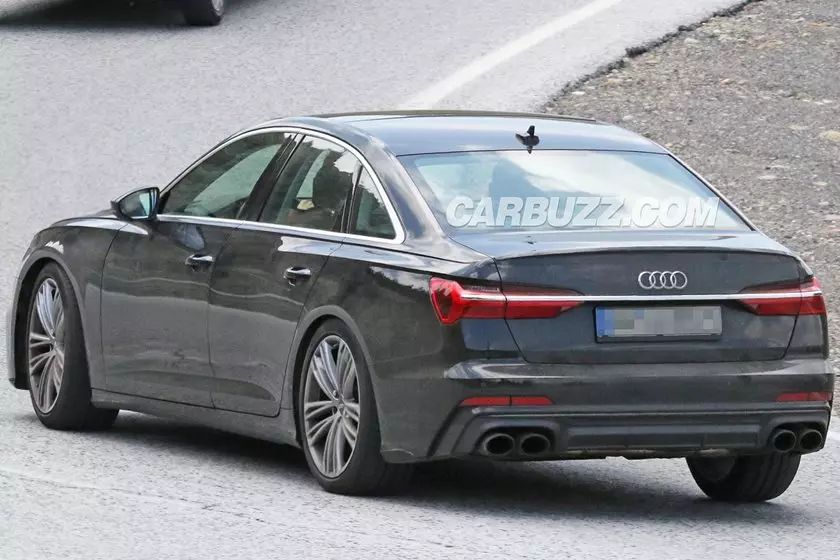 Το 2019 Audi S6 παρατήρησε να λυγίζει τους μύες του χωρίς καμουφλάζ 81134_7