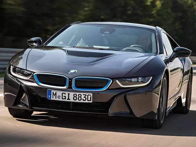 BMW M8 -huhut nousevat esiin mahdollisten yksityiskohtien kanssa 81178_1