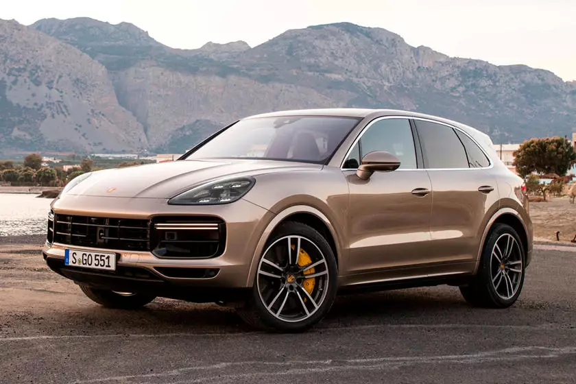 Vue d'angle avant de la Porsche Cayenne Turbo 2018-2021