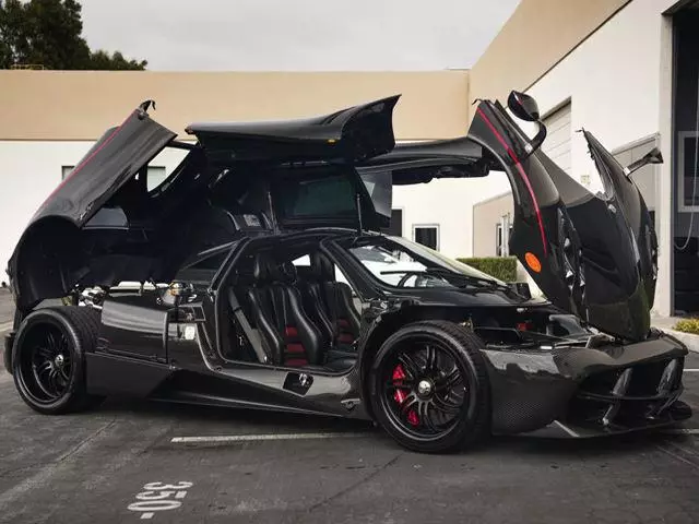 Super Rare Bare Carbon Pagani Huayra помічений на продаж у Калі 81408_1