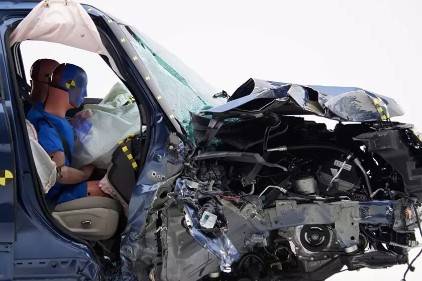 Jeep Grand Cherokee, Ford Explorer Fail Passenger-Side Crash Test 81441_5