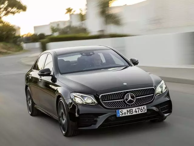 Mercedes-AMG E43 Nyu Yorka Gəlir: Bu Bir Orta Sedandır 81544_3