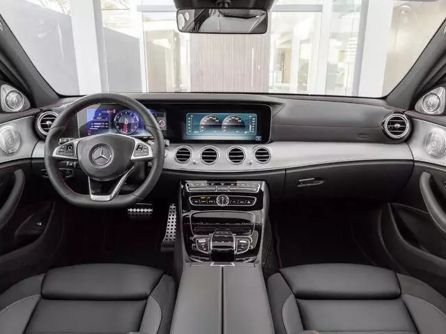 Mercedes-AMG E43 নিউ ইয়র্কে পৌঁছেছে: এটি এক গড় সেডান 81544_4