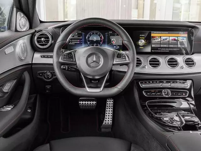 Mercedes-AMG E43 saapuu New Yorkiin: Tämä on yksi keskimääräinen sedan 81544_5