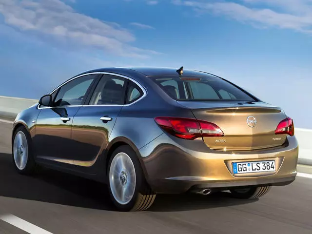 Zbulohet Opel Astra Sedan 2013 81689_1