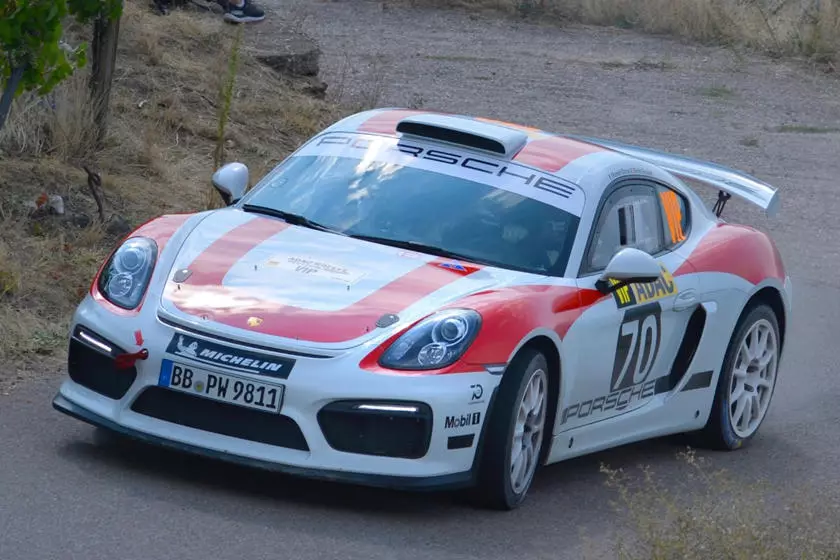 Porsche Cayman GT4 Rally Car vypadá jako čistá blaženost švihání ocasem 82074_1