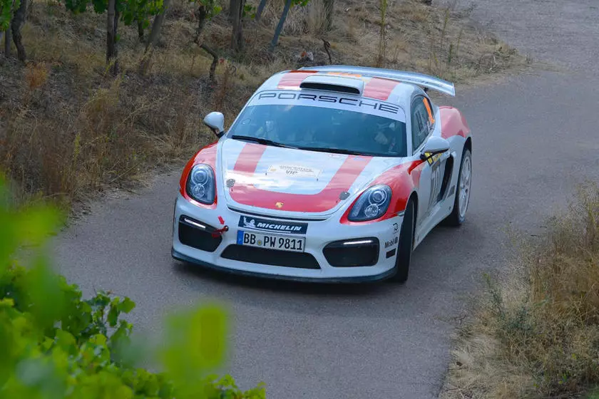 Porsche компаниясының Cayman GT4 ралли көлігі таза құйрықты сермеу бақытына ұқсайды 82074_3