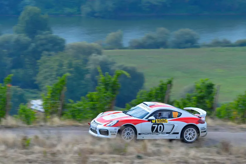 Porsche Cayman GT4 Rally Car vypadá jako čistá blaženost švihání ocasem 82074_4