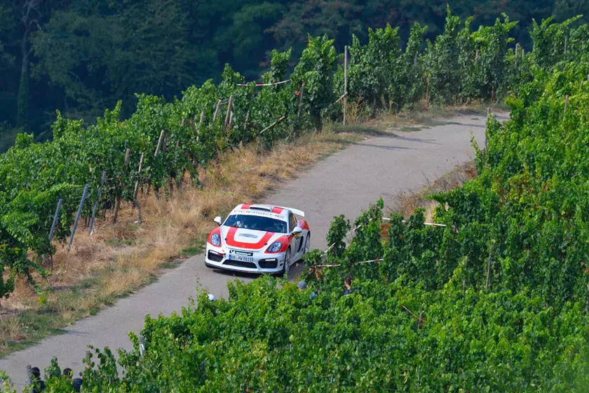 O le ta'avale ta'avale a le Porsche's Cayman GT4 e pei o le Fiafia Ma'ema'e o le Si'usi'u 82074_5