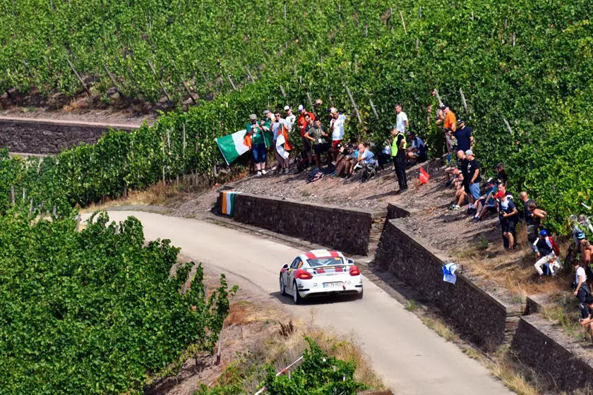 O le ta'avale ta'avale a le Porsche's Cayman GT4 e pei o le Fiafia Ma'ema'e o le Si'usi'u 82074_6