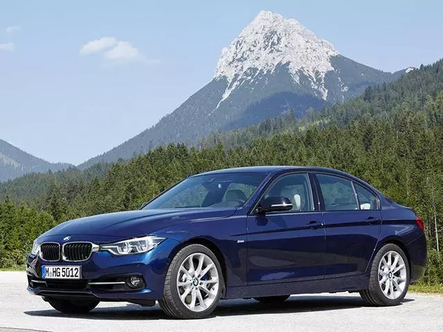 جینیسس جی 70 بمقابلہ BMW 3 سیریز: یہ ہے کہ Hyundai اسے ایک منصفانہ لڑائی کیسے بناتا ہے۔ 82128_4