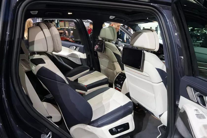 BMW X7 အသစ်အားလုံးသည် သတ္တုဖြင့် ကြီးမားသောပုံစံရှိနေဆဲဖြစ်သည်။ 8247_10