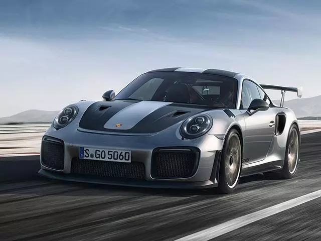 O Le Auala lea na Aloese ai Porsche i le Liuina o le 911 GT2 RS i se Faufautua ua oti lana tane 82690_1