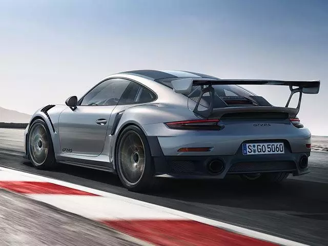 O Le Auala lea na Aloese ai Porsche i le Liuina o le 911 GT2 RS i se Faufautua ua oti lana tane 82690_2