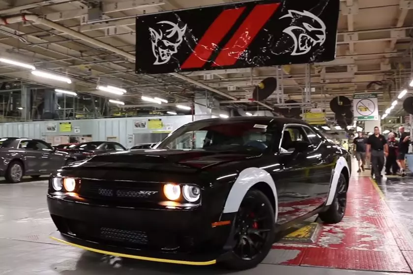 The Last Dodge Challenger SRT Demon Roll Off the Assembley liniyasini tomosha qiling 82939_1