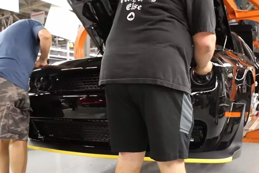 The Last Dodge Challenger SRT Demon Roll Off The Assembly Line නරඹන්න 82939_10