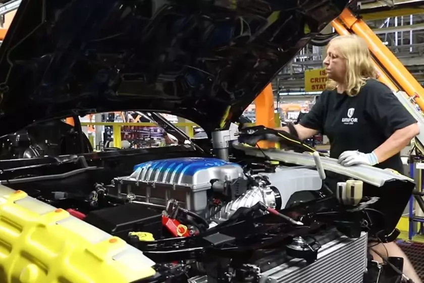 უყურეთ The Last Dodge Challenger SRT Demon Roll Off The Assembly Line 82939_5