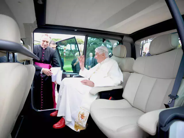 El Vaticano recibe el Papal Kangoo EV 83165_1