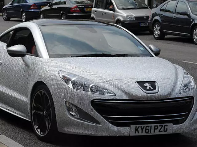 İngiliz Ünlüler Tarafından Sürüklenen 81K Kristal Kaplı Peugeot RCZ 83306_1