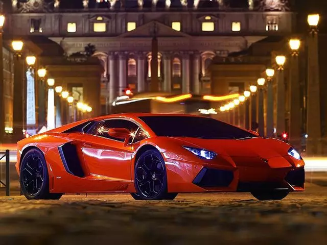 Ihe karịrị 5,900 Lamborghini Aventador na Venenos 12 echetara maka ihe egwu ọkụ 83320_2