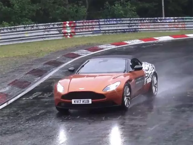 Aston Martin DB11 Volante jäi vihma käes laulma 83514_1