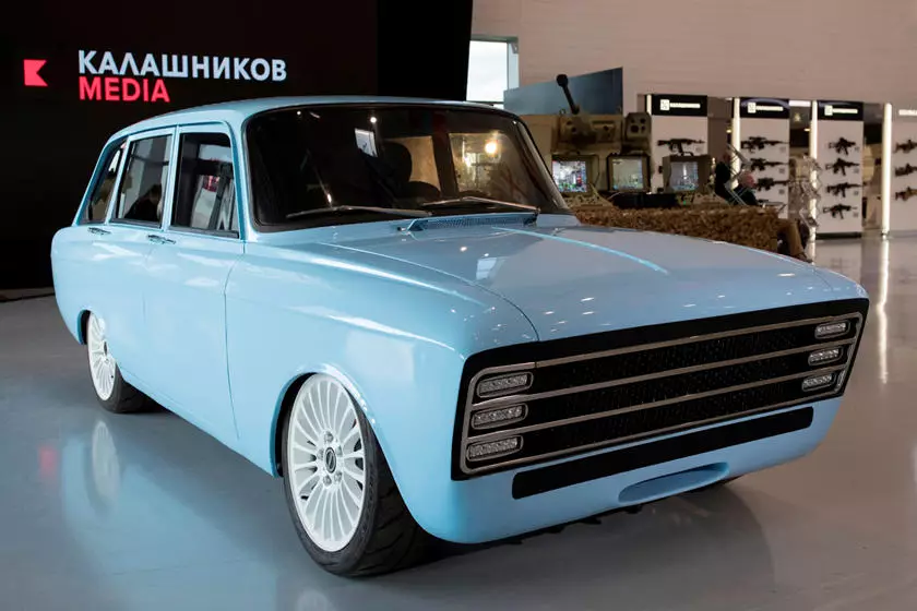 Rusija želi uništiti Teslu ovim električnim superautomobilom inspiriranim retro-automobilom 83624_1