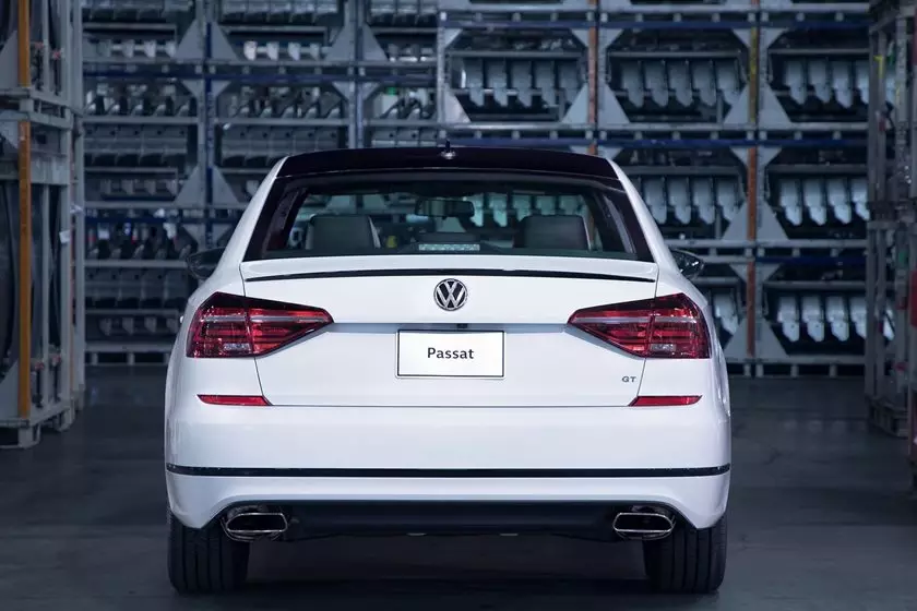 ဒါဟာ Volkswagen Passat အသစ်ကို ကျွန်တော်တို့ရဲ့ ပထမဆုံးကြည့်ရှုမှုဖြစ်နိုင်မလား။ 83754_6