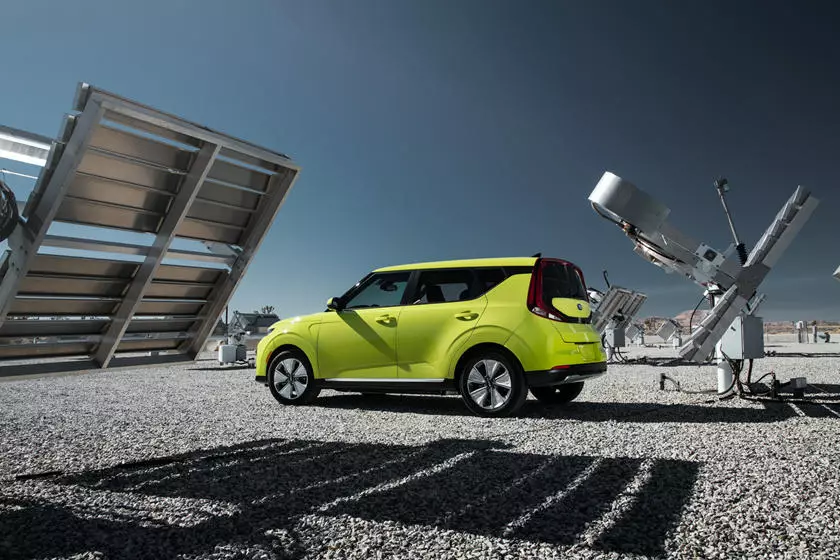 2020 оны Kia Soul EV арын өнцгийг харах