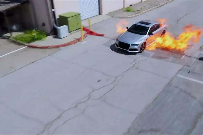 Jay Leno ขับรถฝ่าไฟใน Audi RS7 84087_2