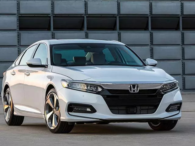 A 2018-as Honda Accord turbózik, elveszíti a kupét, és sportosabb méreteket kölcsönöz 84129_1